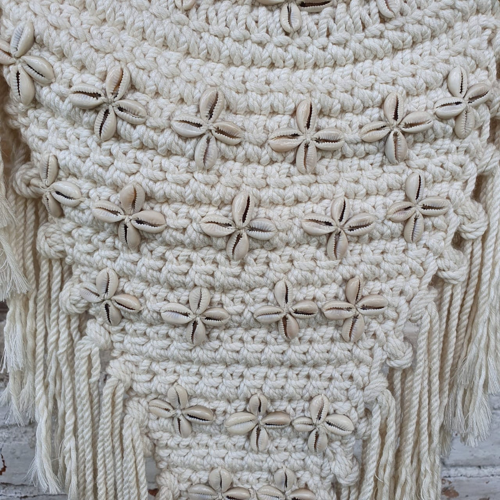 Macrame & Shell Pendant With Fringe And Stand – Canggu & Co